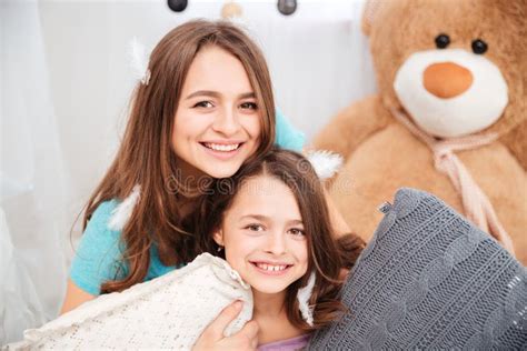La Mamá El Papá Y Dos Hermanas Encantadoras En El Mismo Beige Rizado