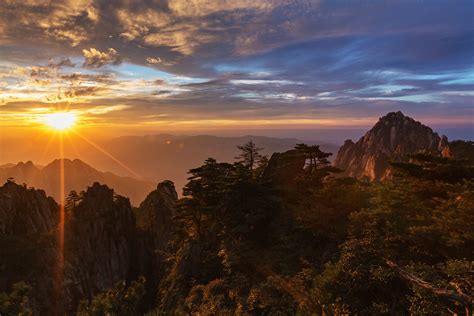 秋之黄山曙光与云霞山色互相辉映 搜狐