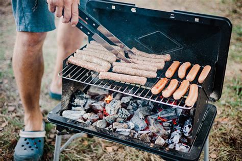뒤뜰 바베큐 바베큐에 고기의 굽는 소시지의 클로즈업 맛있는 소시지를 준비하는 남자 뒤뜰에 대한 스톡 사진 및 기타 이미지 뒤뜰 Barbecue Social