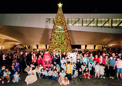 🎅 整個 12 月，與衛武營一起過聖誕：巨型聖誕樹點燈儀式，成功！ ⠀ 衛武營北廣場榕泉前高達十公尺的巨型聖誕樹，今夜點亮——在濃厚的節慶氣息