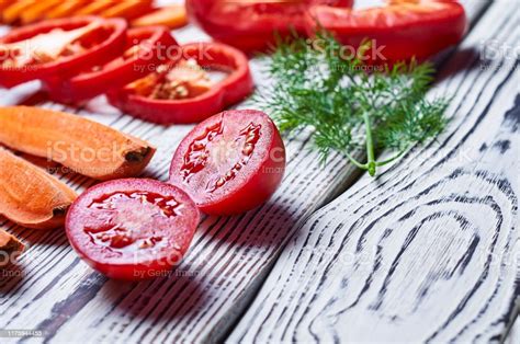 다른 자연 신선한 잘 익은 잘라 야채는 부엌에 오래 된 흰색 소박한 나무 테이블에 거짓말 건강한 음식 개념 텍스트를 위한 공간
