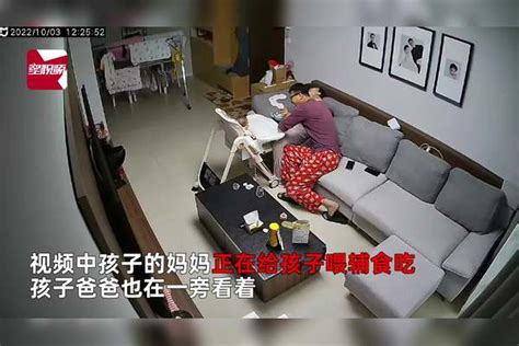 6个月宝宝吃辅食，突然一句“我饱了”逗乐爸妈：再喂就不吃了