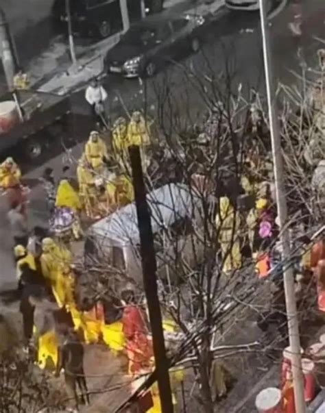 影元宵遊街表演中突遭廂型車衝撞「11人保齡球式倒下」 肇事司機酒駕被捕 中天新聞網