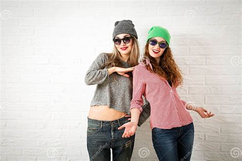 Due Ragazze Sorridenti Dei Pantaloni A Vita Bassa Di Modo In Primavera