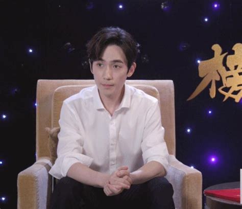 朱一龍榜樣閱讀：「攏龍到你了」，他便從少年坐姿調整成老爺坐姿 每日頭條