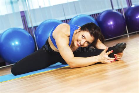 Image De Jeune Femme Faisant Des Exercices Image Stock Image Du