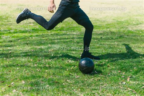 サッカーボールを蹴る男性の足の写真素材 214780101 イメージマート