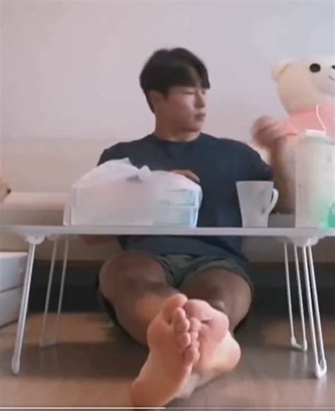 Sung Bin Yuns Feet