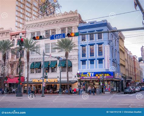 New Orleans Usa December 2019 People Walking Leisurely On The