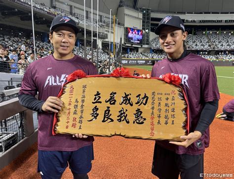 馬傑森訂製匾額「滿滿愛心」 周思齊評價打擊不給面子 Ettoday運動雲 Ettoday新聞雲