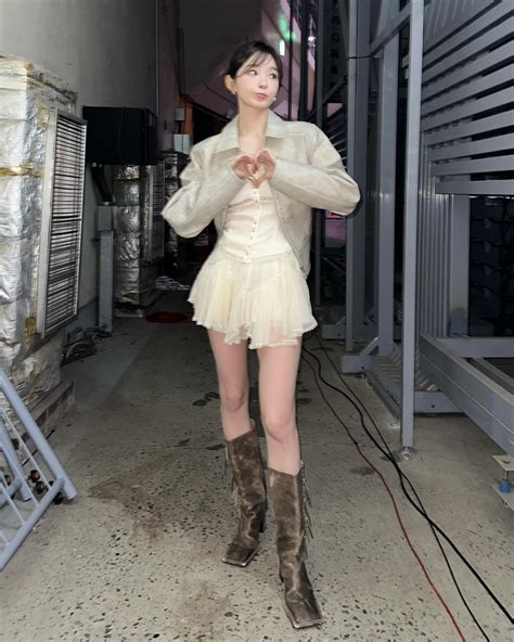 다비치 강민경 최근 묵직한 흰티 가슴라인 매끈한 허벅지 몸매