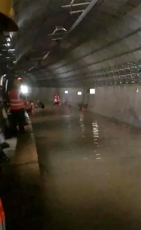 一直没搞懂济南的轨道交通为什么不在市区建轻轨呢？不走地下不就不怕漏水了吗？腾讯新闻