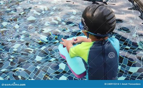 Un Niño Pequeño Con Espuma Para Nadar Y Gafas Para Nadar Va Hacia La