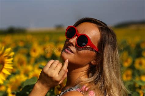 Fille Mignonne Dans Le Domaine Compl Tement Des Tournesols Image Stock