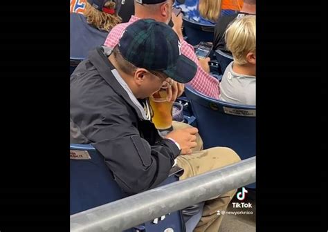 Mlb》洋基球迷用「熱狗喝啤酒」 詭異舉動讓網友懷疑人生 麗台運動 Line Today
