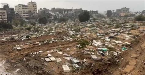 فلسطينيون يعيدون دفن جثامين تم نبشها في مقبرة في غزة سكاي نيوز عربية