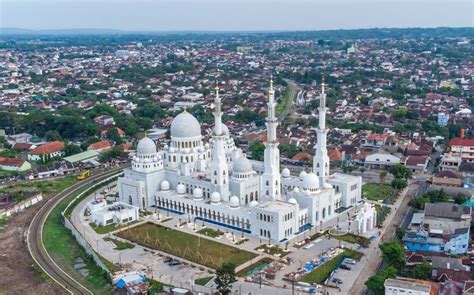 Kemegahan Masjid Raya Sheikh Zayed Solo Griya Satria