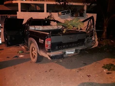 Jovem morre após capotar em picape guiada por motorista sem CNH e