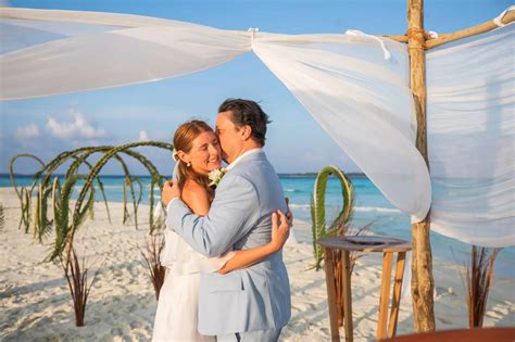 Jamie And Jools Olivers Vow Renewal Beachside Kisses To Elvis Themed