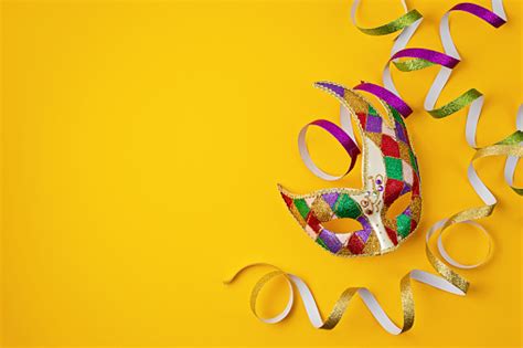 노란색 배경에 축제 화려한 마디 그라 또는 카니발 마스크와 액세서리 파티 초대 인사말 카드 베네치아 카니발 축하 개념 플랫 레이