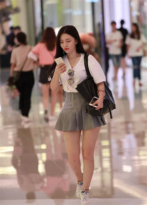 街拍，短裙，童颜，大长腿美女，宅男的福利童颜短裙女生新浪新闻