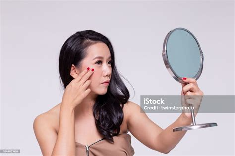 아름 다운 고 노화 아시아 여자 주름과 거울으로 그녀의 피부 관리에 치료에 대 한 걱정 흉터에 대한 스톡 사진 및 기타 이미지 흉터 거울 걱정하는 Istock