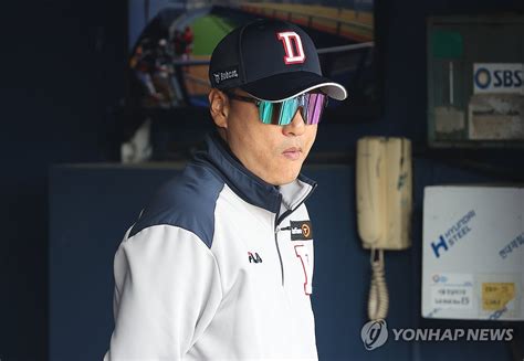 시범경기 지켜보는 두산 이승엽 감독 연합뉴스