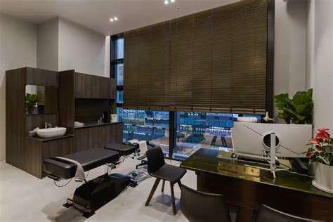 짙은 브라운 컬러와 그레이톤 고급스러운 33평 한의원 인테리어 화성 동탄