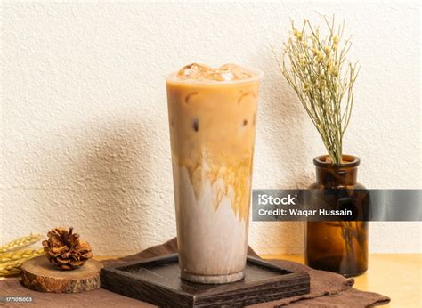 아이스 두꺼운 생강 밀크티는 일회용 유리에 담겨 나무 판자에 고립되어 대만 아이스 음료의 측면 모습 홍콩에 대한 스톡 사진 및 기타 이미지 Istock