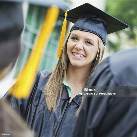 뽀샤시 고등학교 여자아이 준비 시 입고시킵니다 학위증서 졸업 고등학교에 대한 스톡 사진 및 기타 이미지 고등학교 고등학교 3학년생 교사 교육 관련 직업 Istock