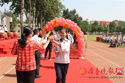 济南多所高中上演最后一课 学生把校服当成同学录留念 手机凤凰网