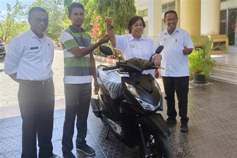 Bupati Paulina Serahkan Hadiah Juara Lomba Peringatan HUT Ke 21 Rote