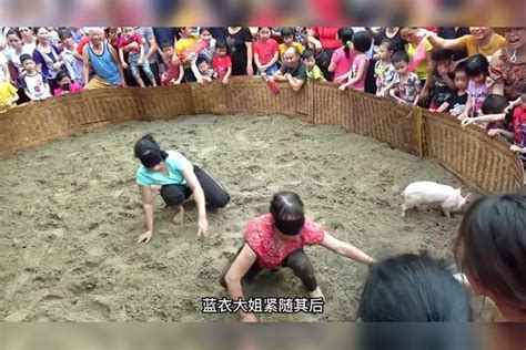 抓猪挑战！谁能抓住小猪就能获得五万奖金，看两位大姐如何表演
