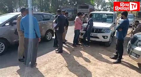 Hp Election 2022 चुनावों के बीच स्वारघाट में उत्तराखंड नंबर की कार से