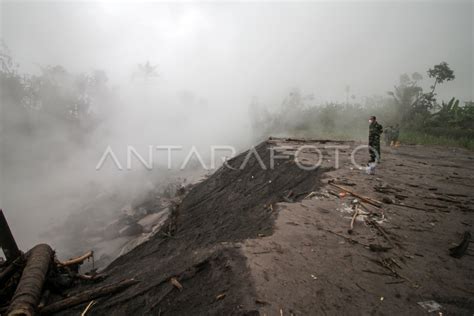 JALUR AWAN PANAS GUGURAN GUNUNG SEMERU ANTARA Foto
