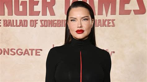 Supermodel Adriana Lima Bantah Tuduhan Wajahnya Tidak Dikenali Karena