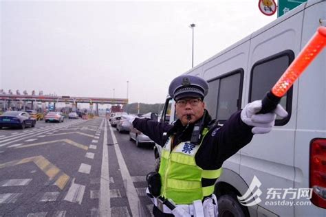 辞旧迎新元旦至 假期首日g40北上通道流量平稳有序应急车辆收费口