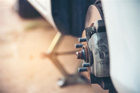 정비사 남자 자동차 서비스 수리 자동차 차고 자동차 서비스 기계 남자 공학 자동차 기계 는 자동차 수리를 고정 손을 닫습니다 정비공 워크숍 센터 0명에 대한 스톡 사진 및