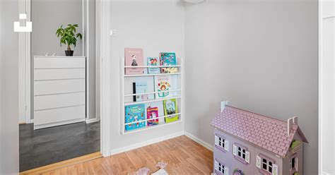 바닥에 분홍색 인형 집이 있는 하얀 방 사진 Unsplash의 무료 실내 이미지