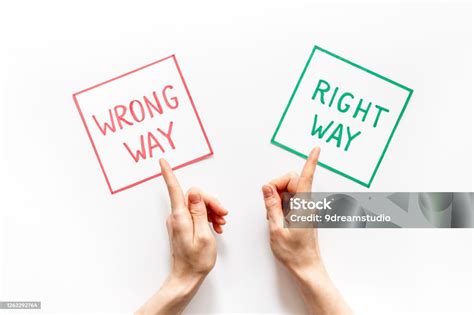 선택 개념 옳고 그릇있는 방법 아이콘 여성의 손은 최고 보기를 보여줍니다 개념에 대한 스톡 사진 및 기타 이미지 개념 결정