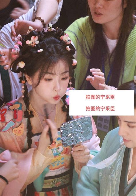 虞书欣新剧《永夜星河》造型曝光，对镜子嘟嘴卖萌，笑容甜美可爱 哔哩哔哩