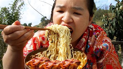 10个兔头，苗大姐啃着吃，配大包泡面，又麻又辣，满嘴流油！【苗阿朵美食】 Youtube
