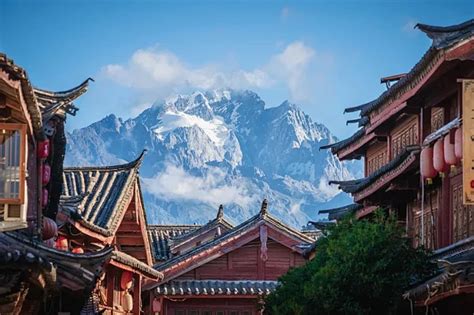 云南丽江古城视角下的玉龙雪山图片下载