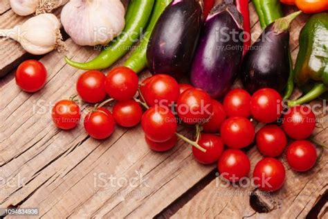 체리 토마토 고추 마늘 가지 나무 테이블에 신선한 유기농 야채입니다 N 0명에 대한 스톡 사진 및 기타 이미지 0명 건강한
