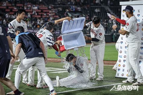흠뻑 젖은 롯데 마무리 김원중 한 팀에서 150세이브 내겐 정말 큰 영광”