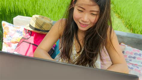 젊은 아름 답 고 행복 한 아시아 한국 여자 야외에서 노트북 컴퓨터 디지털 노 매드와 인터넷 프리랜서 작업 개념에서 녹색 잔디 배경 카페 네트워킹 작업 관광객에 대한 스톡