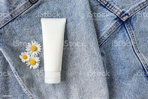 데님 배경에 카모마일 꽃과 화장품 스파 브랜딩 모형 천연 유기농 화장품 포장을 모의 상단 보기 꽃 플랫 누워 0명에 대한 스톡