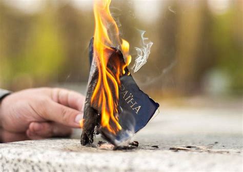 Как паспорт с трезубом стал самым ненужным в мире