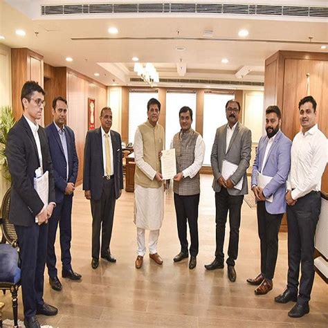 साखर निर्यातीबाबत कारखानदारांना दिलासा देण्याची खासदार धनंजय महाडिक