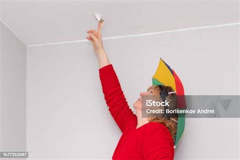 Stock Fotografie Mladá Kavkazská Žena Se Dívá Na Poškozený Strop V